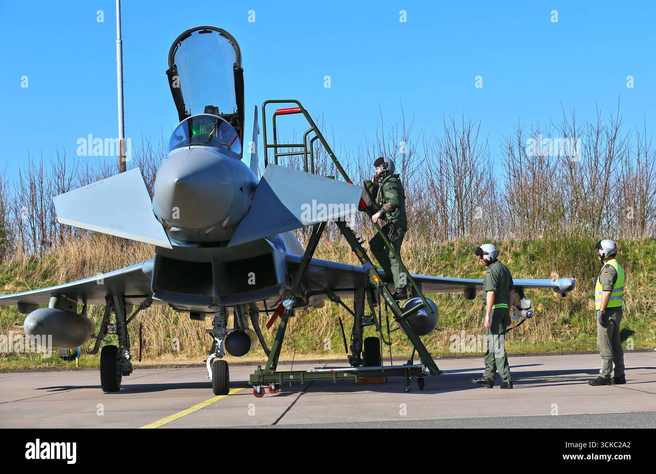 Ein Eurofighter-Pilot begibt sich ins Cockpit. Flugbetrieb auf dem ...