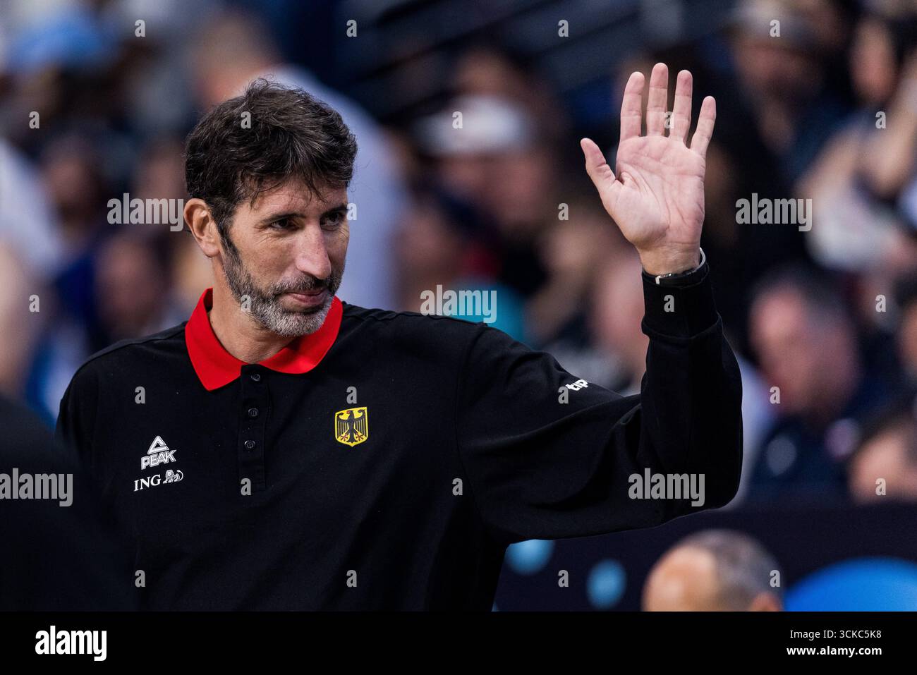 Alex Mumbru (Bundestrainer Deutschland) winkt Richtung Fans FIBA ...