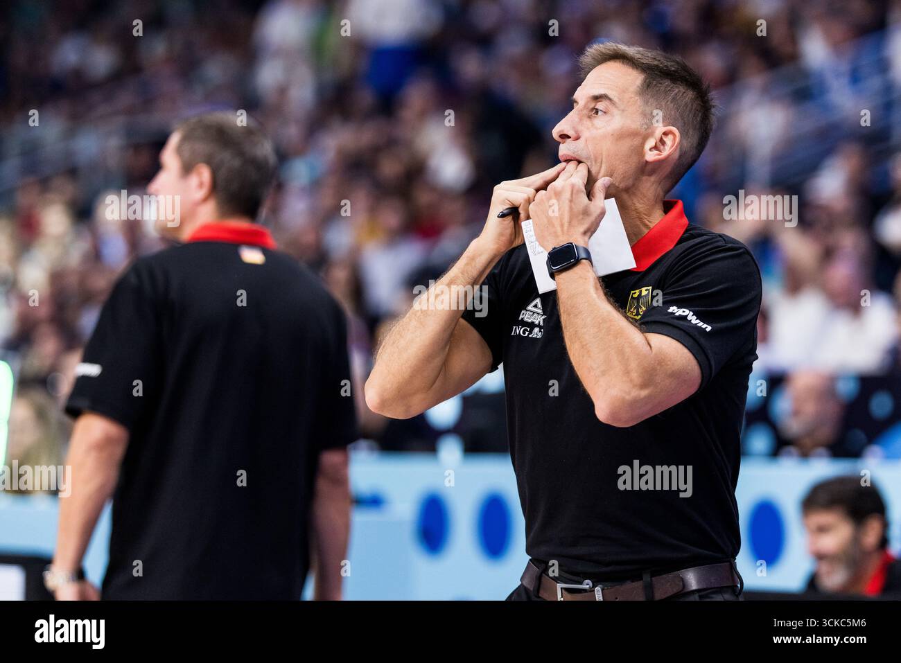 Alberto Miranda Sanchez (Co-Trainer Deutschland) pfeifft FIBA ...