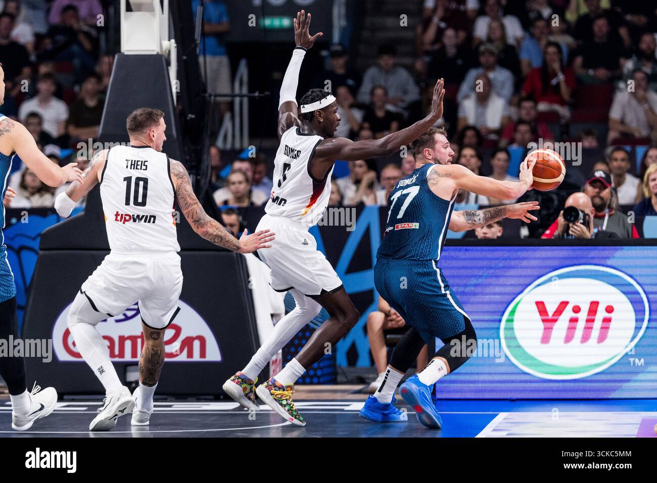 Isaac Bonga (Deutschland, 0) verteidigt gegen Luka Doncic (Slowenien, 77) am Ball FIBA ...