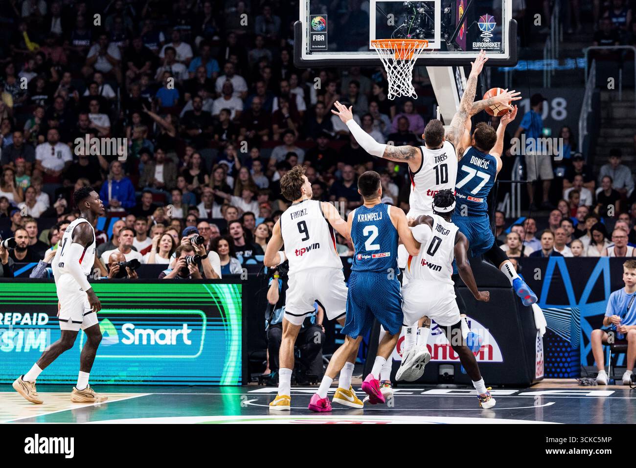 Daniel Theis (Deutschland, 10) blockt einen Wurf von Luka Doncic (Slowenien, 77) FIBA EuroBasket ...