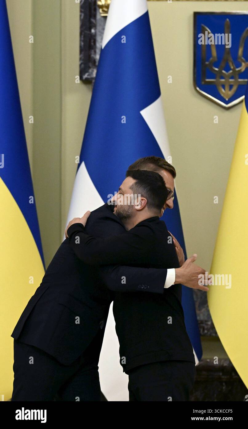 Finland's President Alexander Stubb (L) and Ukraine's President ...
