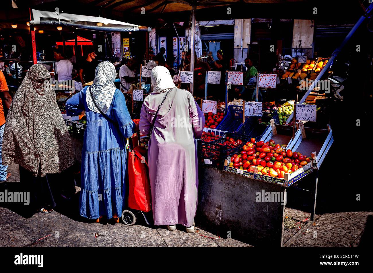 The Ballaro Market in Palermo PALERMO, ITALY SEPTEMBER 11: Migrant ...