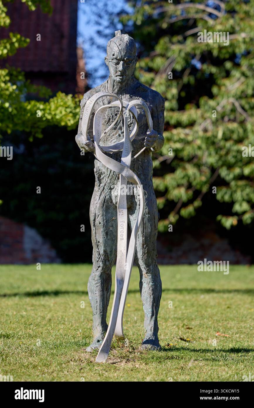 Meridian Line Man sculpture by Lawrence Edwards outside St James’s ...