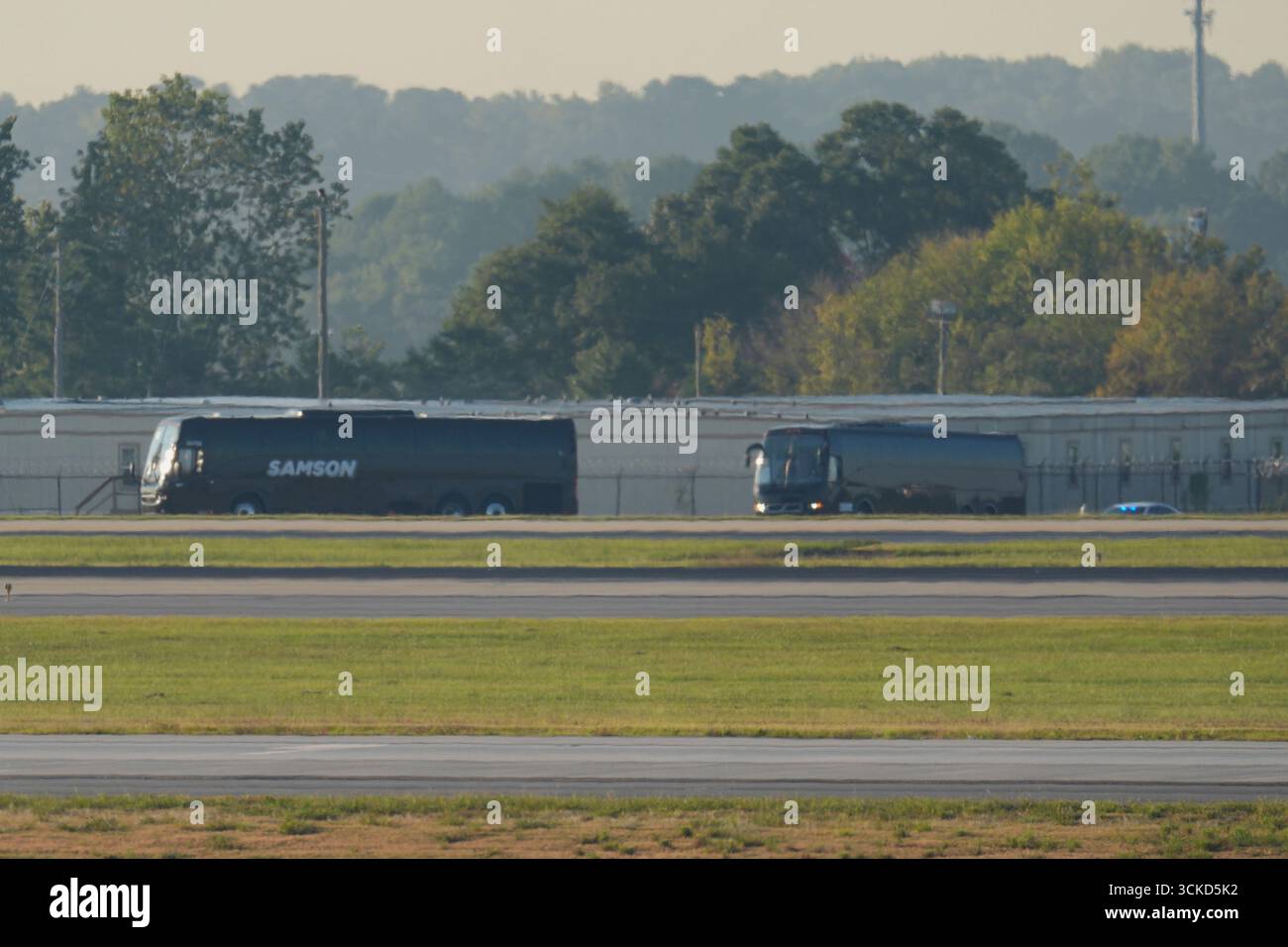 Buses carrying Korean workers detained arrives at Hartsfield-Jackson ...