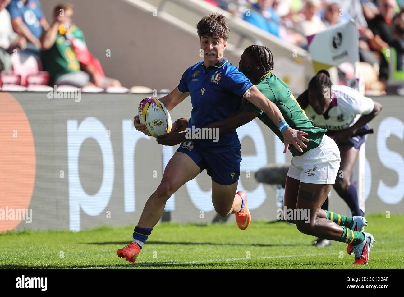 Italy's Alyssa D'lnca is tackled by Ayanda Malinga of South Africa ...