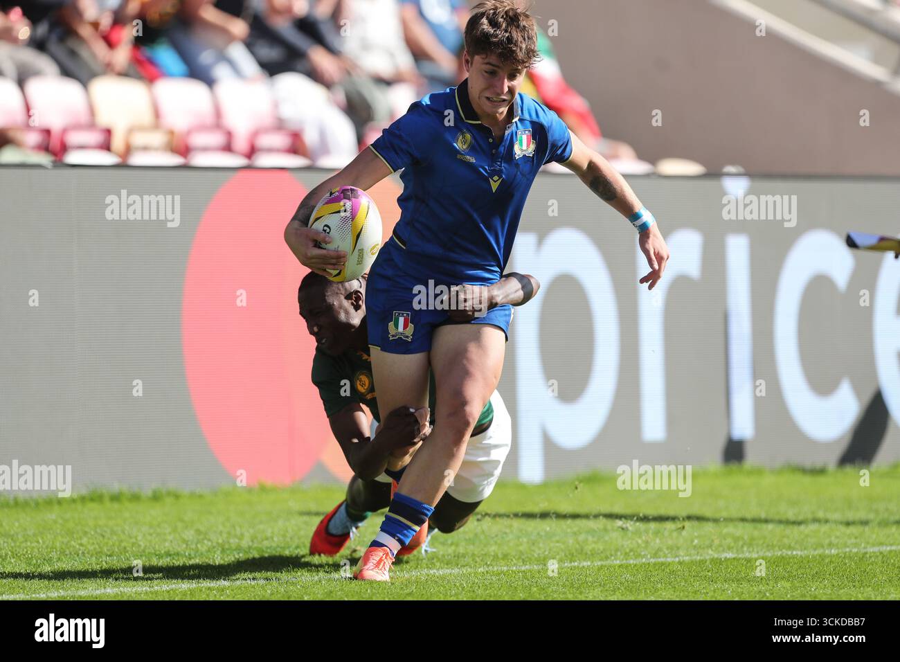 Italy's Alyssa D'lnca is tackled by Ayanda Malinga of South Africa ...