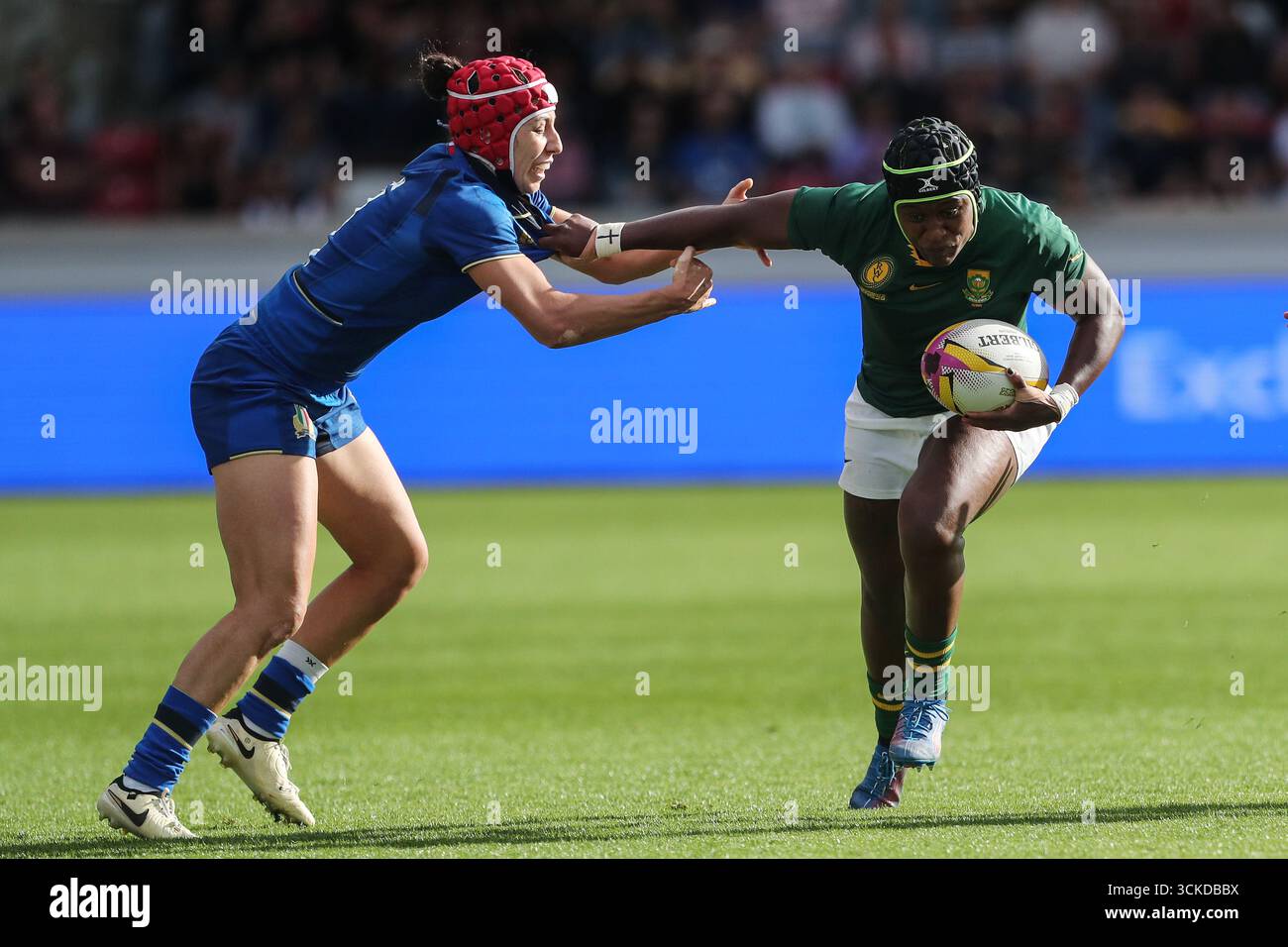 Zintle Mpupha of South Africa hands off Italy's Vittoria Ostuni Minuzzi ...