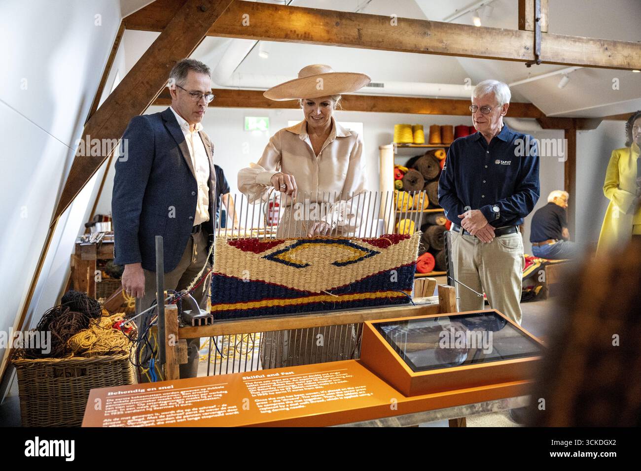 GENEMUIDEN - Queen Maxima makes a pen mat during a tour of the Carpet ...