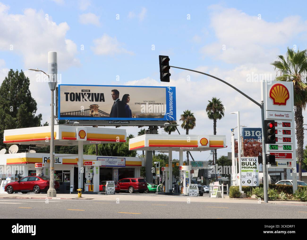 A Shell gas station on Ventura Boulevard, in Los Angeles, Calif., on ...