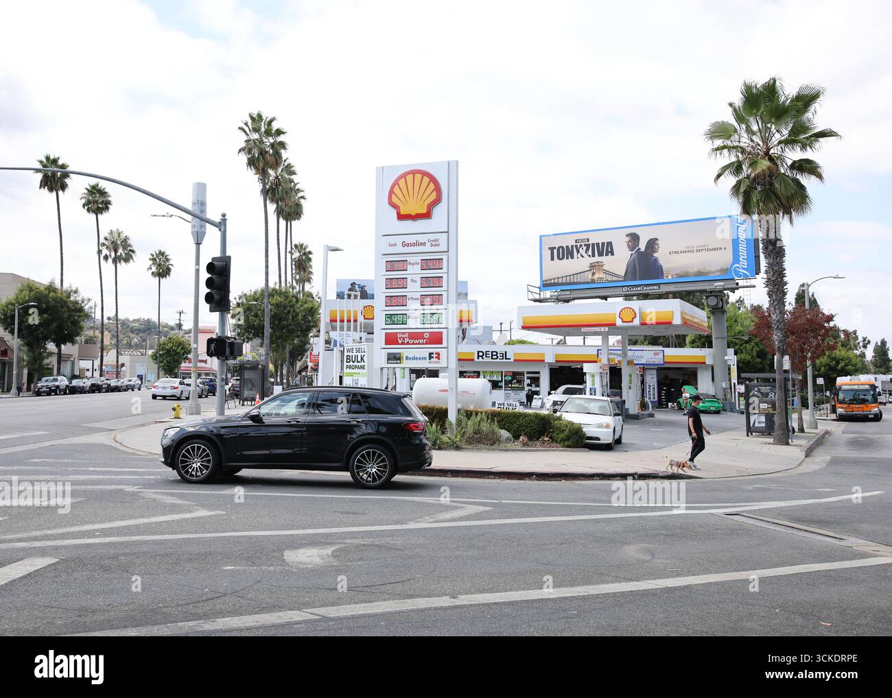 A Shell gas station on Ventura Boulevard, in Los Angeles, Calif., on ...