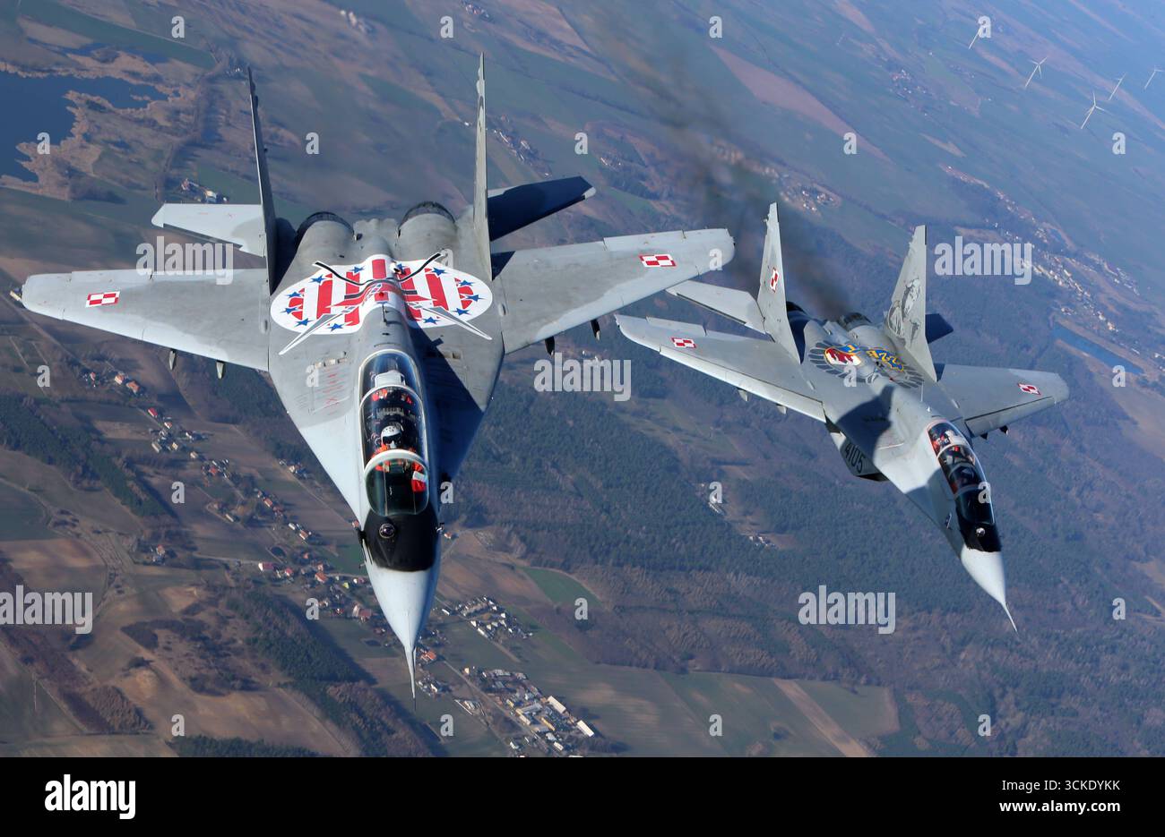 Zwei Kampfflugzeuge der polnischen Luftwaffe vom Typ Mikojan-Gurewitsch MiG-29UB bei einem Flug ...