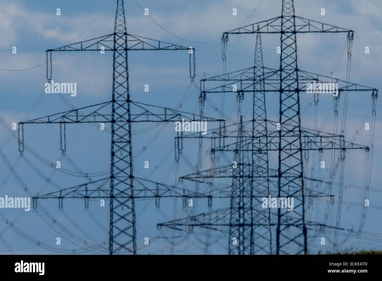 03 September 2025, Mecklenburg-Western Pomerania, Klein Rogahn: Pylons ...
