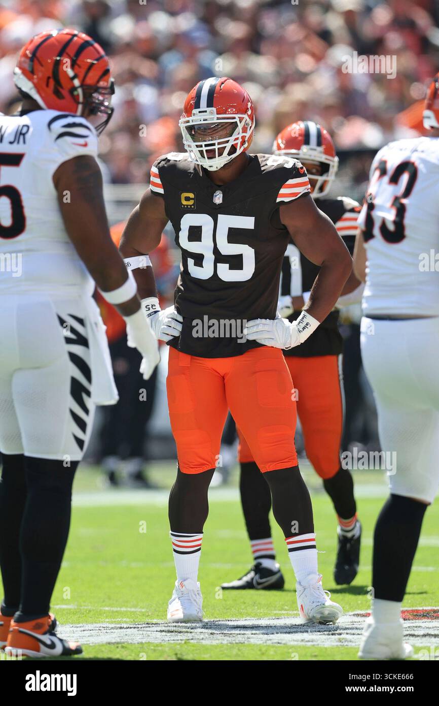 Cleveland Browns defensive end Myles Garrett (95) lines up against the ...
