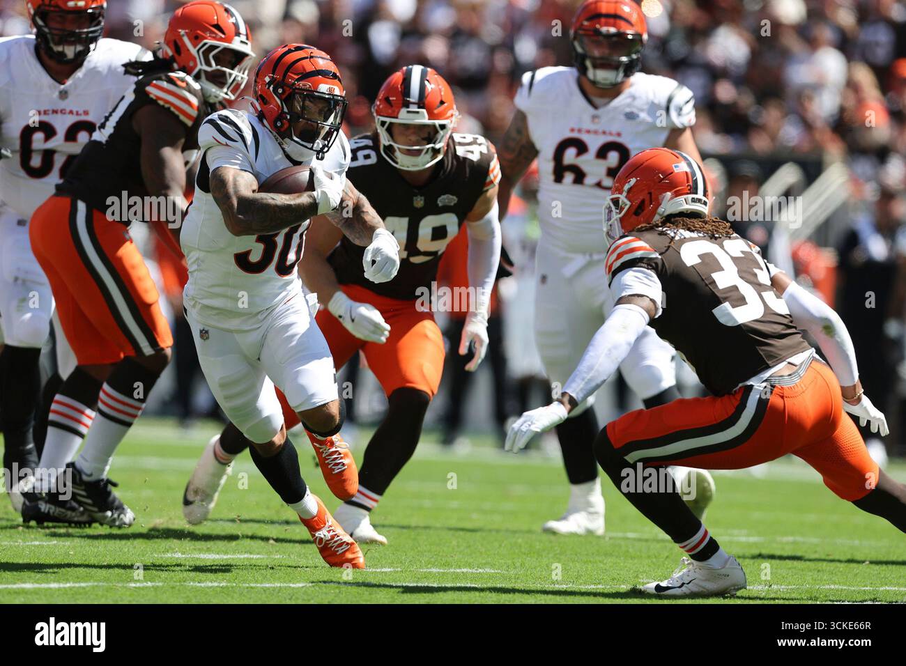 Cincinnati Bengals running back Chase Brown (30) runs the ball against ...