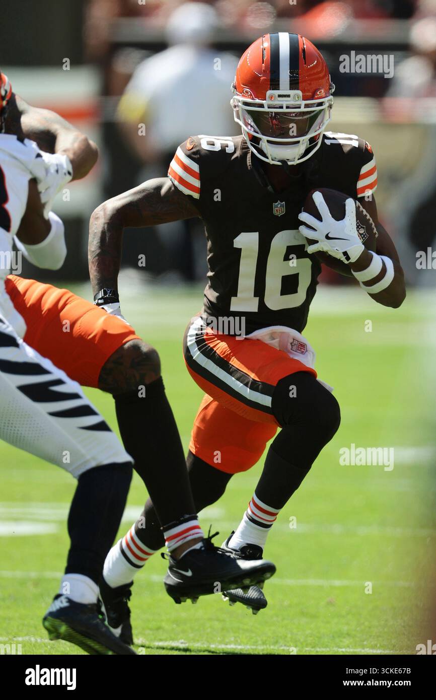 Cleveland Browns wide receiver Isaiah Bond (16) runs the ball against ...