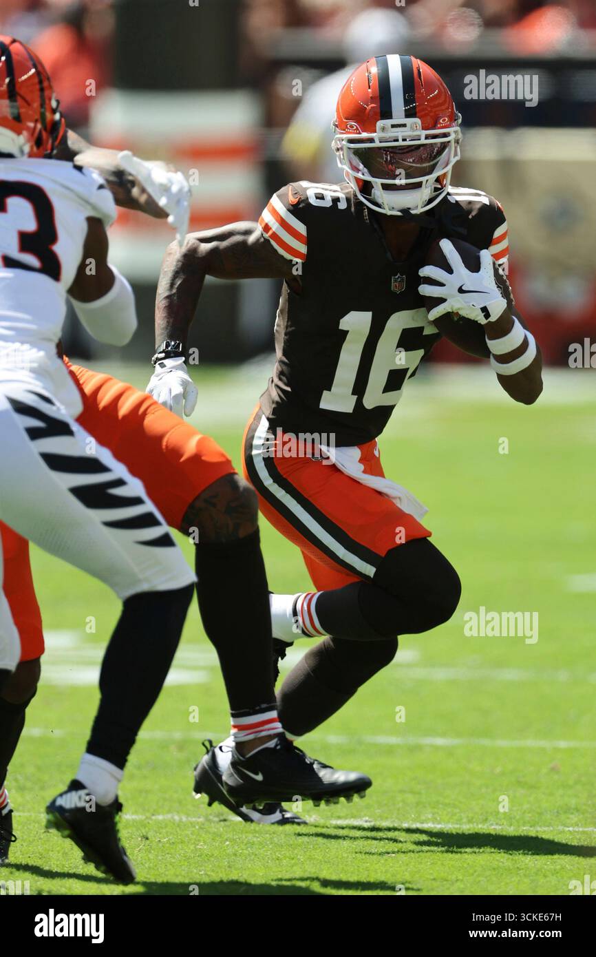 Cleveland Browns wide receiver Isaiah Bond (16) runs the ball against ...