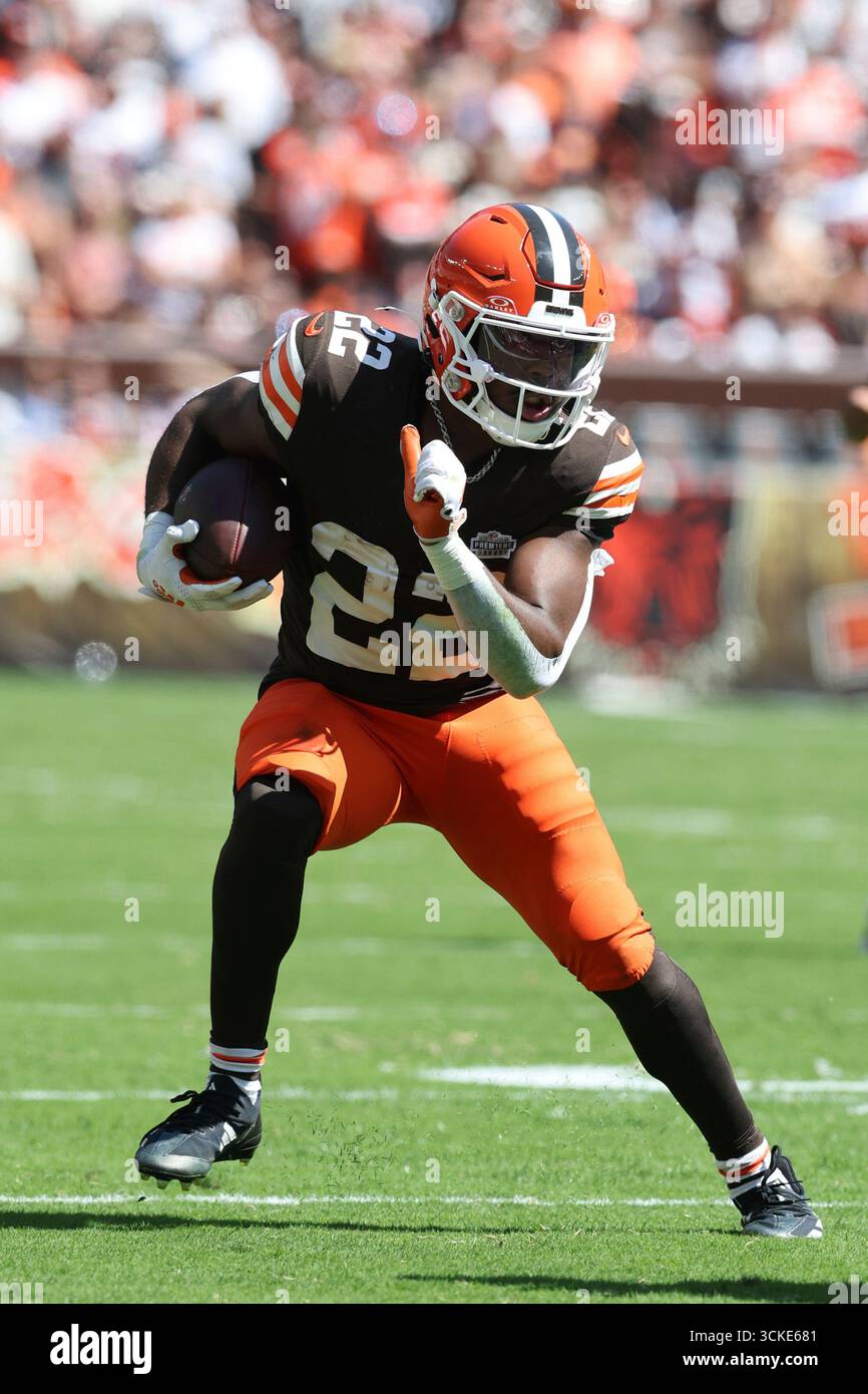Cleveland Browns running back Dylan Sampson (22) runs with the ball ...