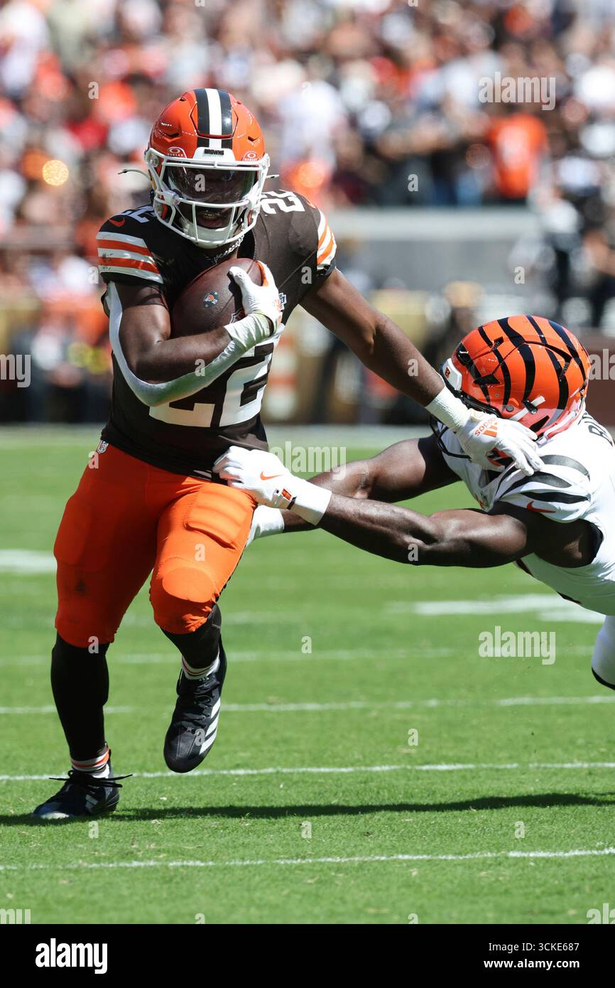 Cleveland Browns running back Dylan Sampson (22) runs with the ball ...