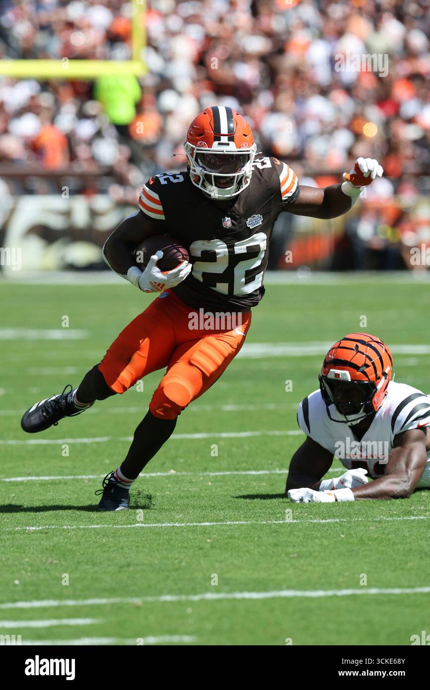 Cleveland Browns running back Dylan Sampson (22) runs with the ball ...