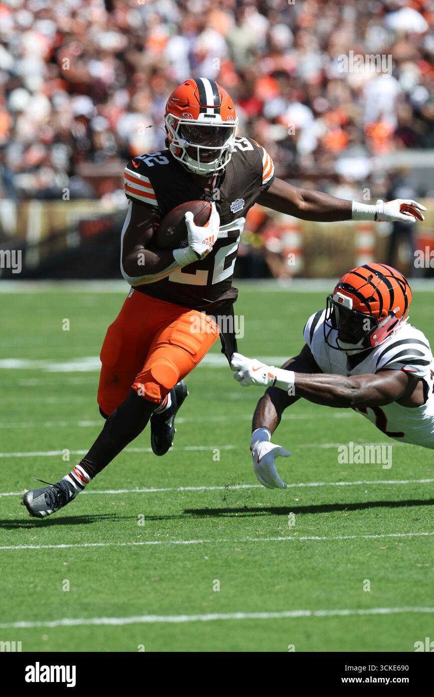 Cleveland Browns running back Dylan Sampson (22) runs with the ball ...