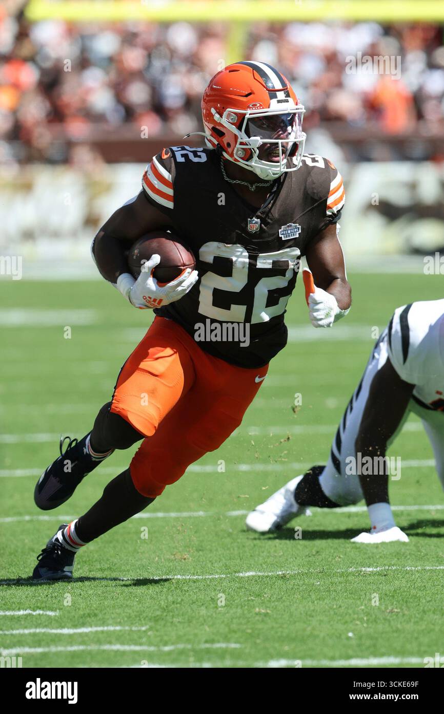 Cleveland Browns running back Dylan Sampson (22) runs with the ball ...