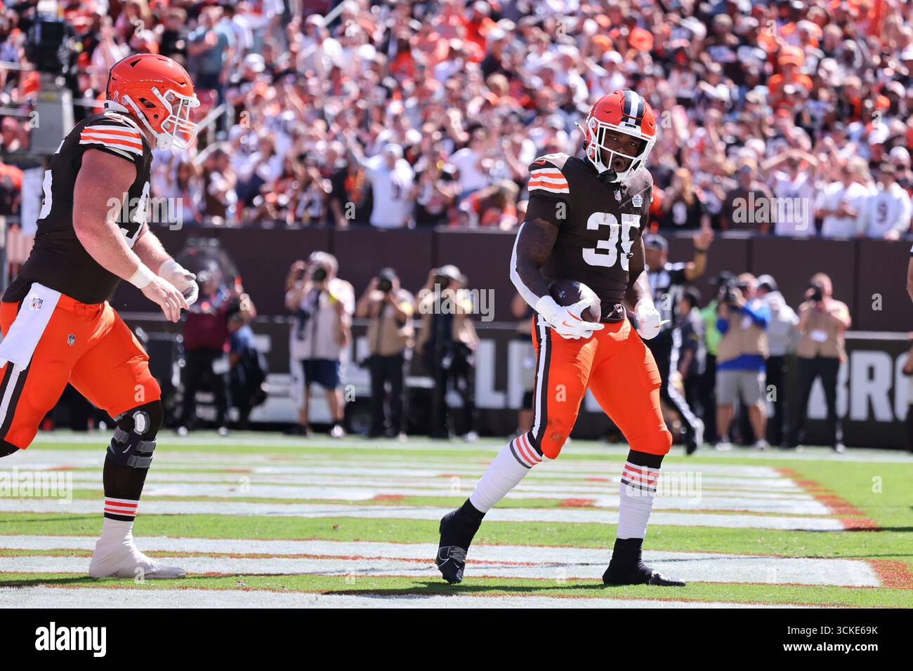 Cleveland Browns running back Raheim Sanders (35) celebrates a ...