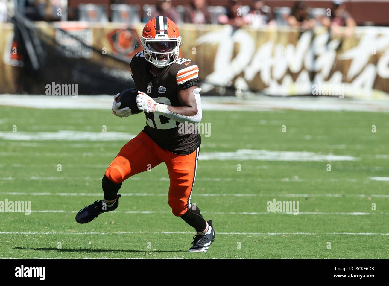 Cleveland Browns running back Dylan Sampson (22) runs with the ball ...