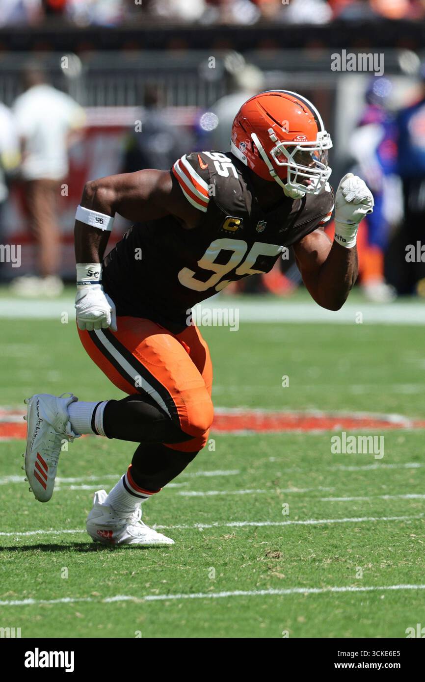 Cleveland Browns defensive end Myles Garrett (95) rushes in against the ...
