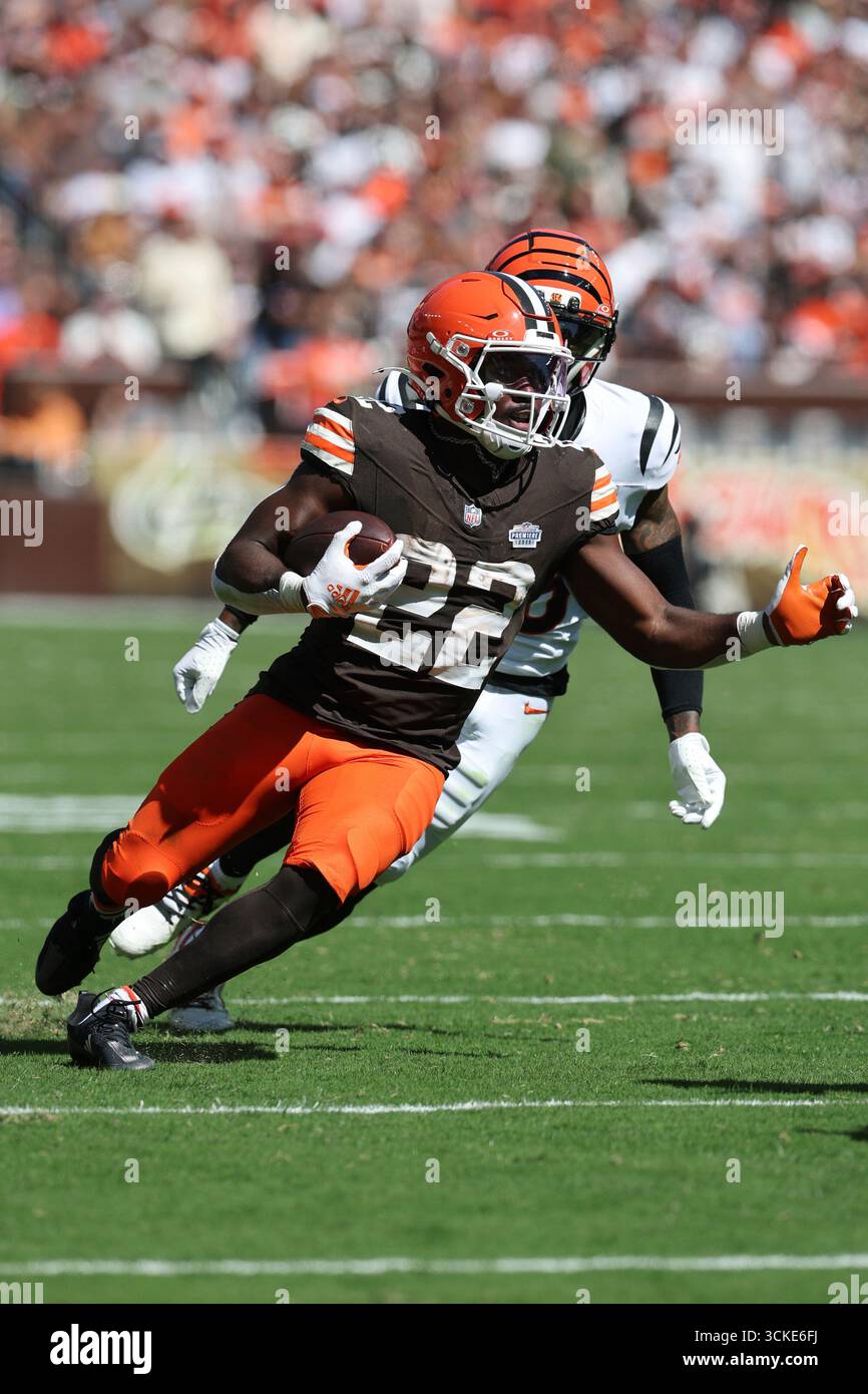 Cleveland Browns running back Dylan Sampson (22) runs with the ball ...