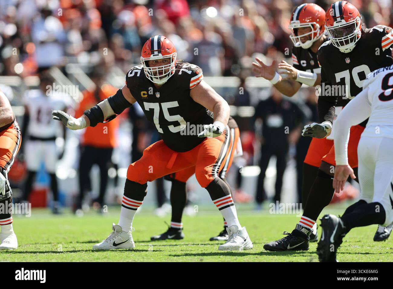 Cleveland Browns guard Joel Bitonio (75) sets to block against the ...