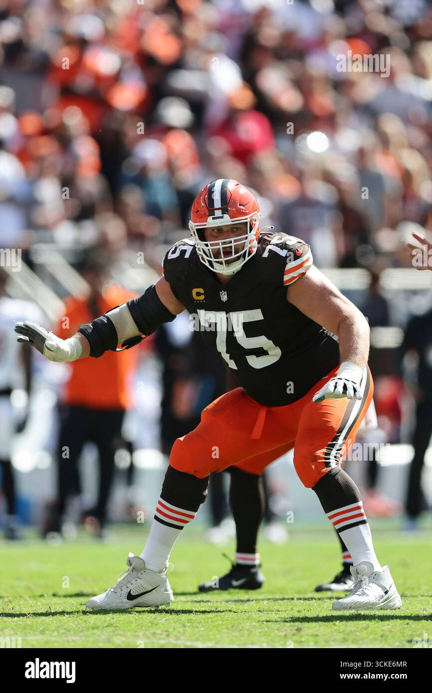 Cleveland Browns guard Joel Bitonio (75) sets to block against the ...