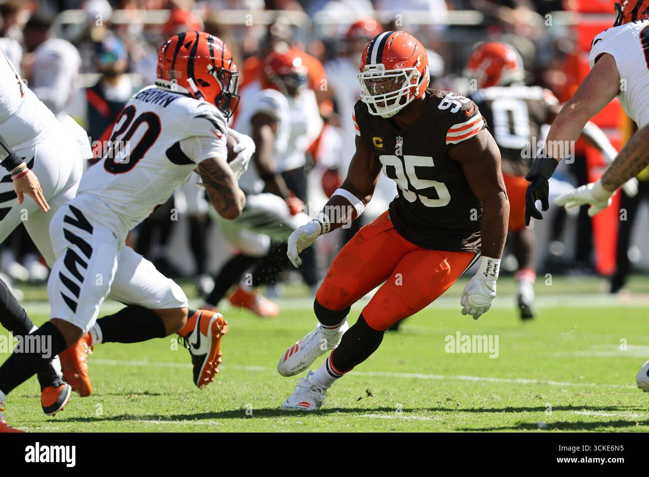 Cleveland Browns defensive end Myles Garrett (95) rushes in against the ...