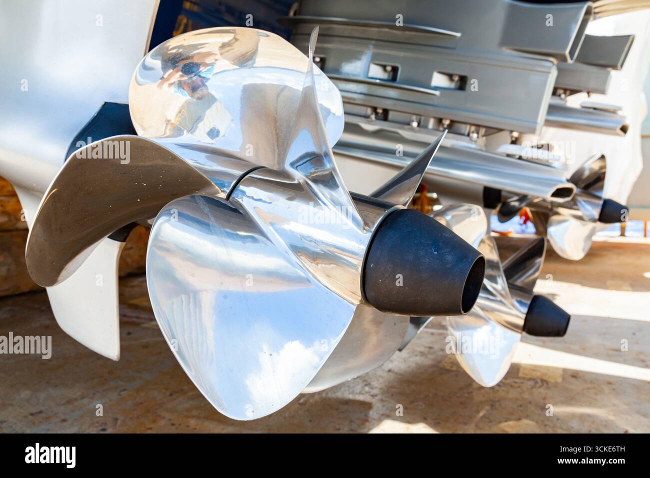 Engine speedboat propeller in sea hi-res stock photography and images ...