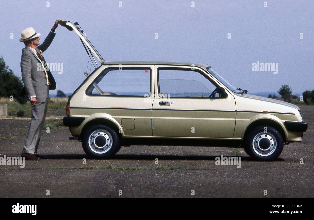 Mini metro hi-res stock photography and images - Alamy