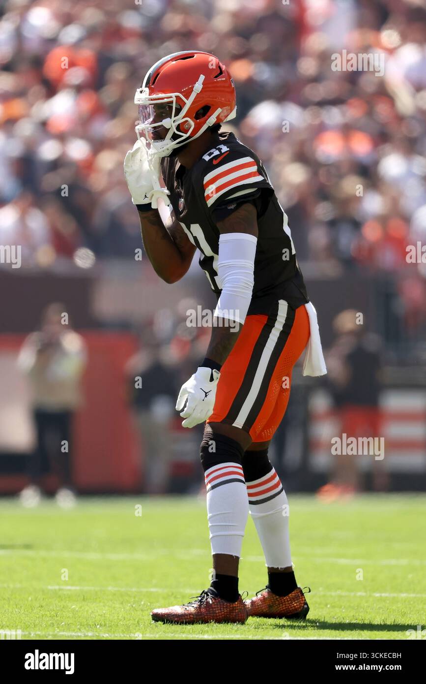 Cleveland Browns cornerback Denzel Ward (21) lines up for a play during ...