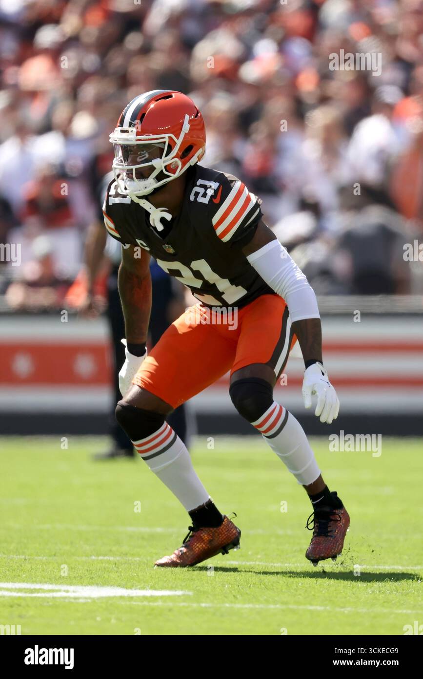 Cleveland Browns cornerback Denzel Ward (21) drops back in coverage ...