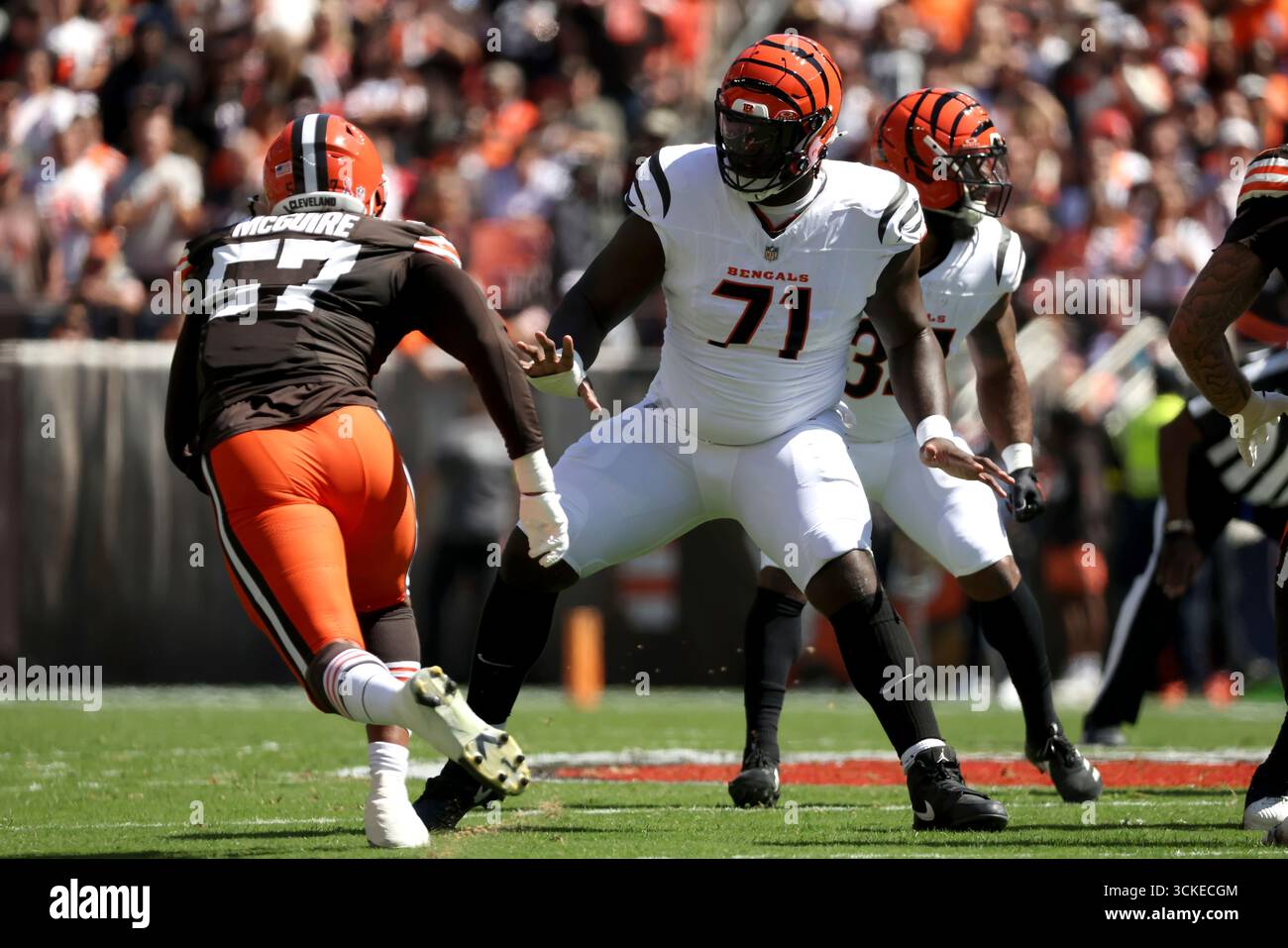 Cincinnati Bengals offensive tackle Amarius Mims (71) looks to block ...