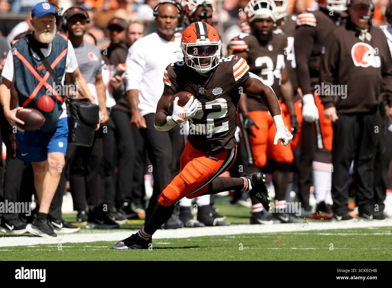 Cleveland Browns running back Dylan Sampson (22) runs with the ball ...