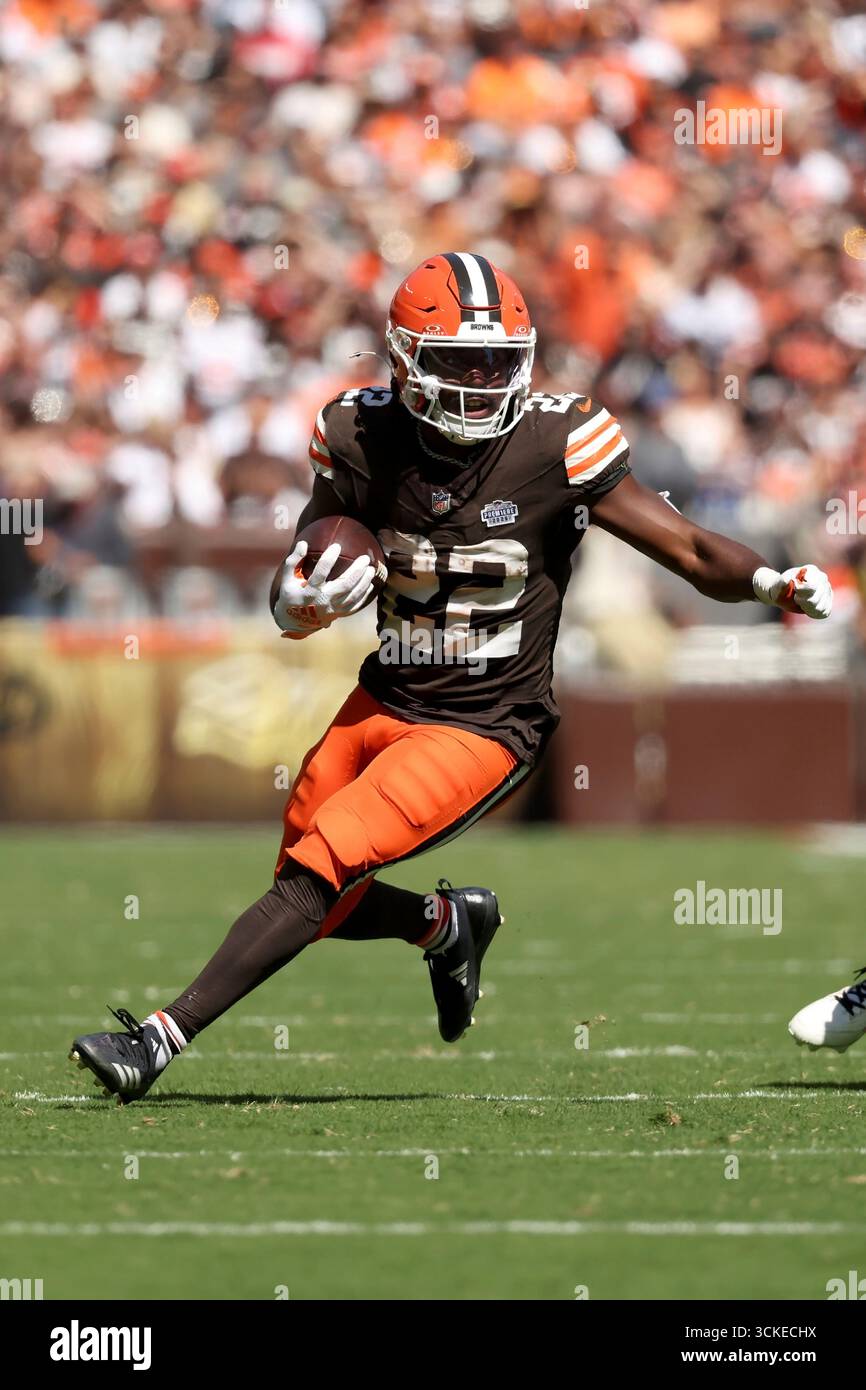 Cleveland Browns running back Dylan Sampson (22) runs with the ball ...