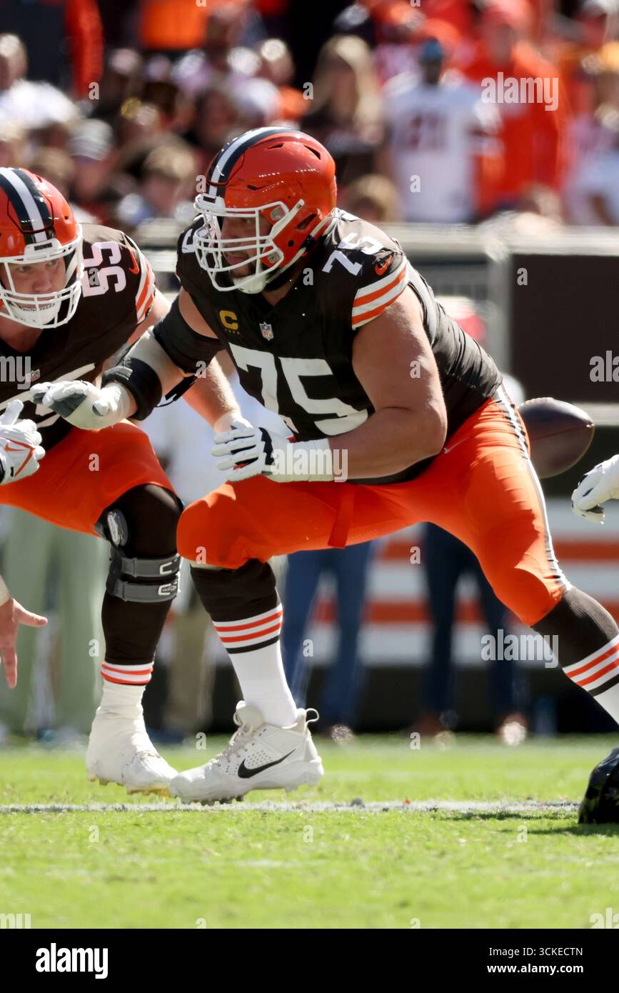Cleveland Browns guard Joel Bitonio (75) looks to make a block during ...