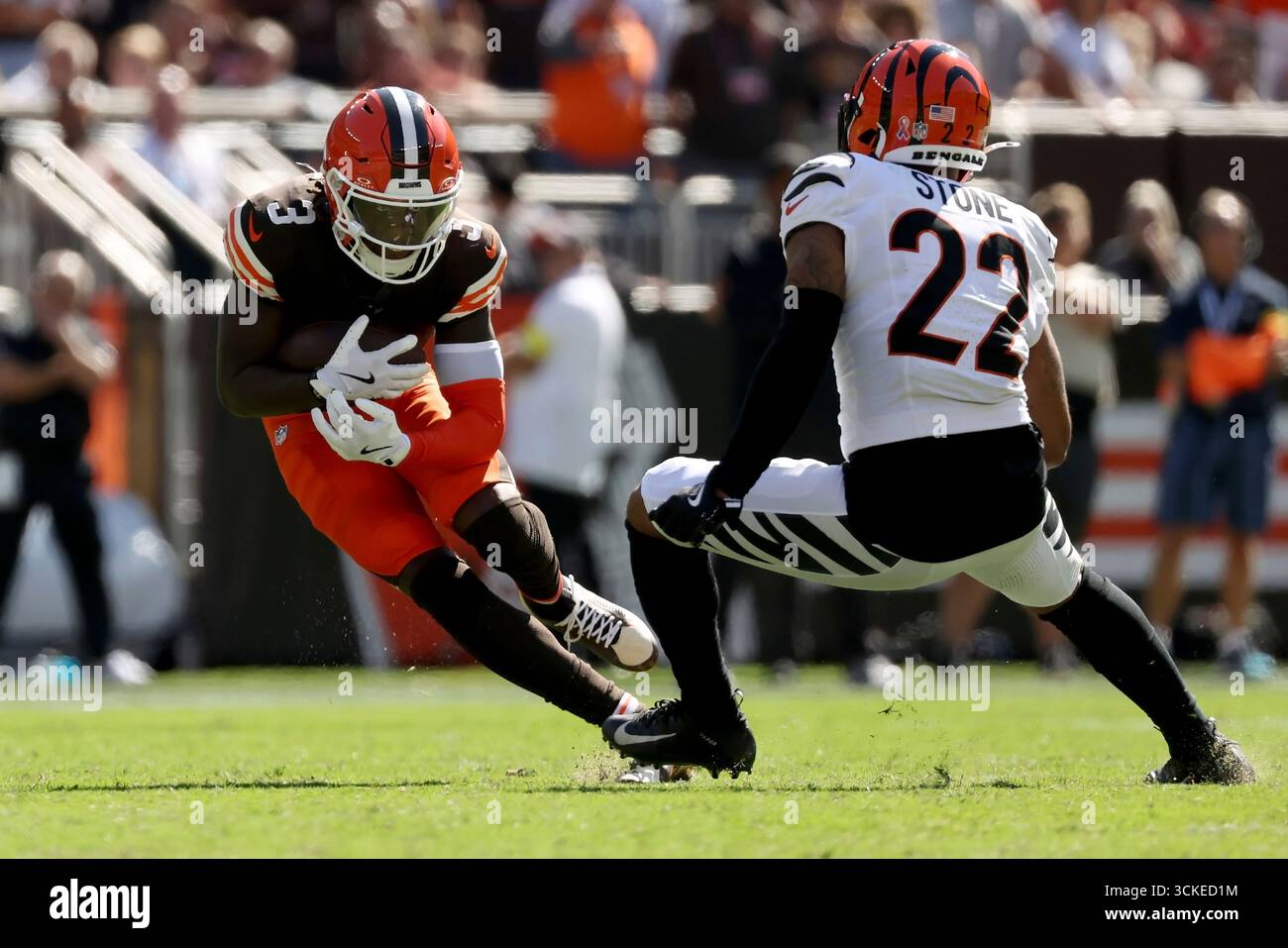 Cleveland Browns wide receiver Jerry Jeudy (3) runs with the ball ...