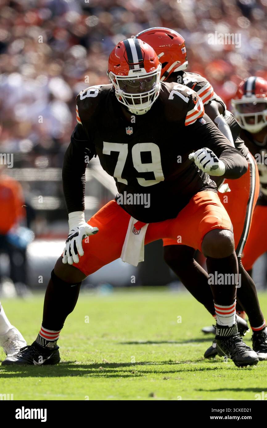 Cleveland Browns offensive tackle Dawand Jones (79) looks to make a ...