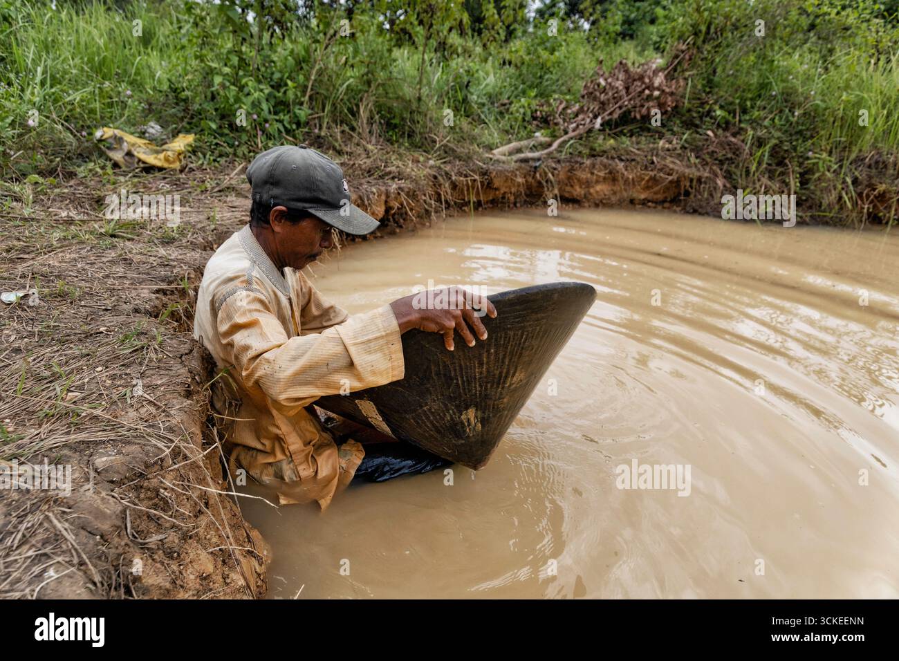 Artisanal gold and diamond mining in Kalimantan, Borneo, Indonesia ...