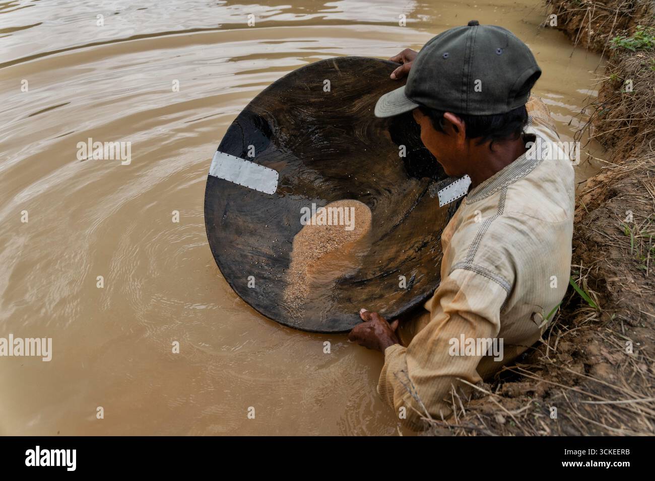 Artisanal gold and diamond mining in Kalimantan, Borneo, Indonesia ...