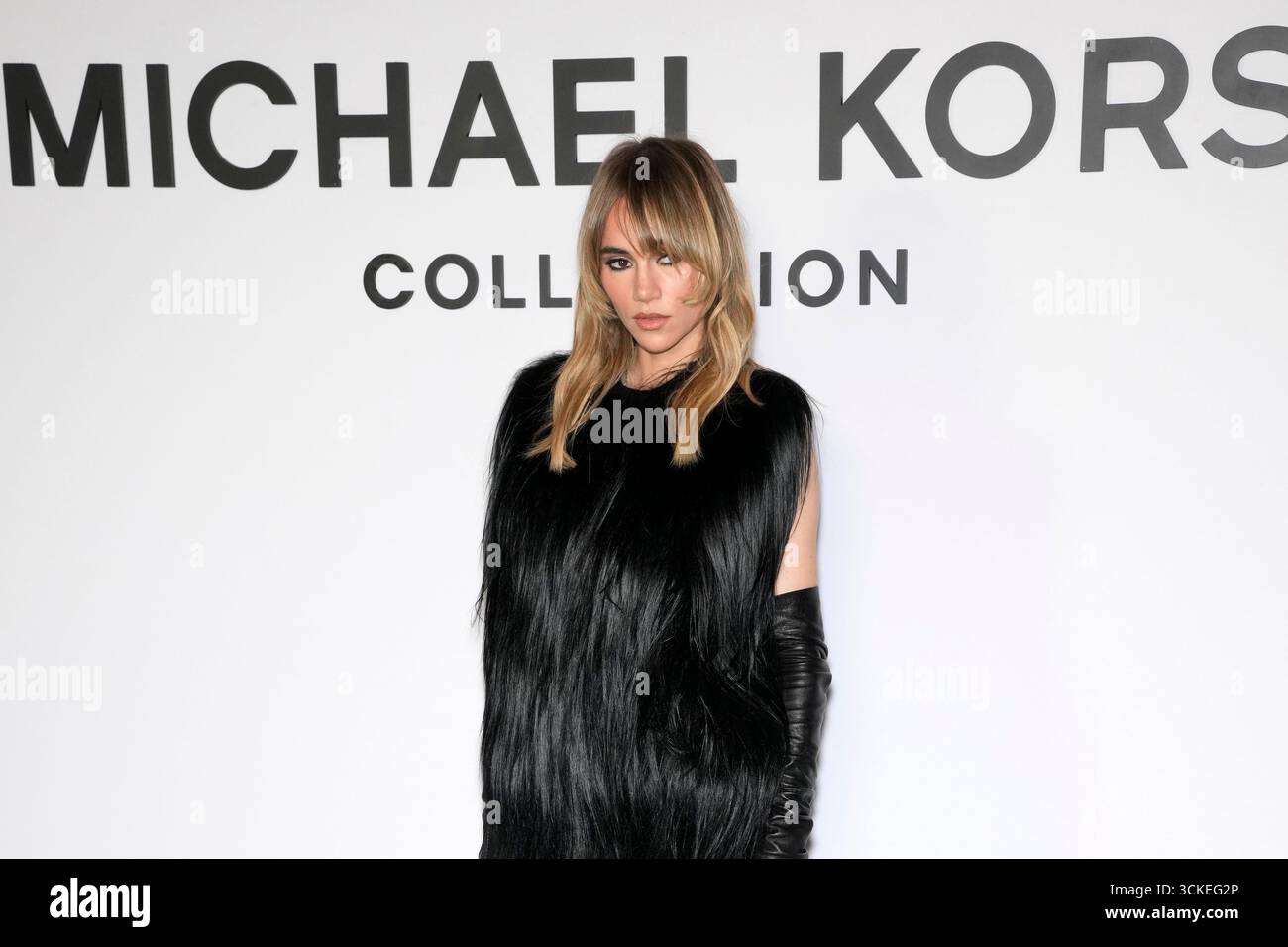 Suki Waterhouse arrives at the Michael Kors Spring/Summer 2026 fashion ...