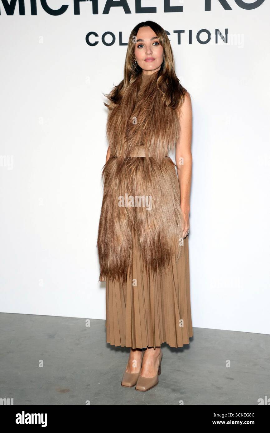 Chloe Fineman arrives at the Michael Kors Spring/Summer 2026 fashion ...
