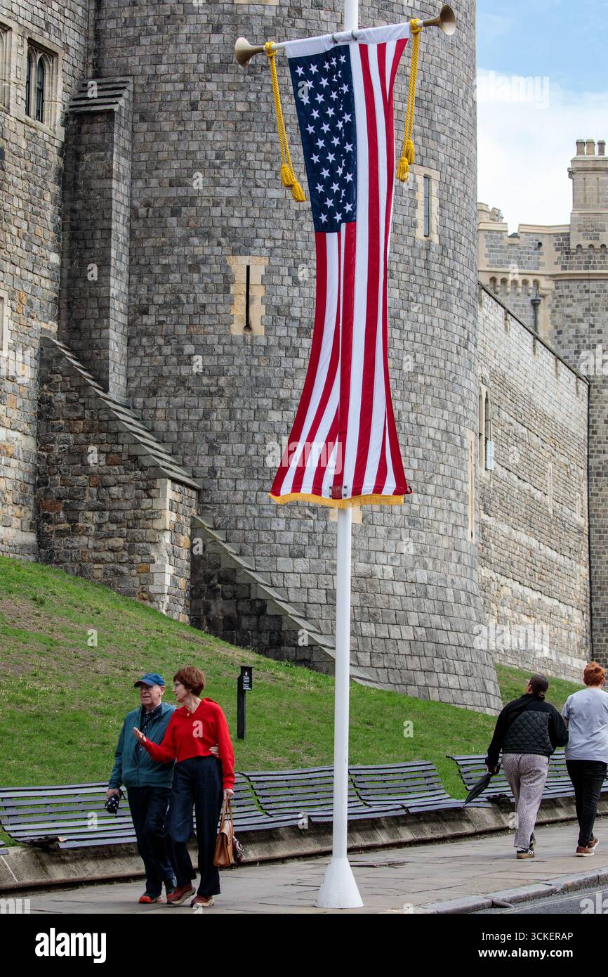 Windsor, UK. 11th September, 2025. Visitors pass beneath a Stars and ...
