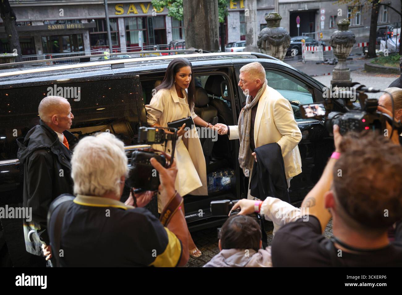 Boris Becker stellt sein Buch INSIDE vor Boris Becker hilft seiner Frau ...