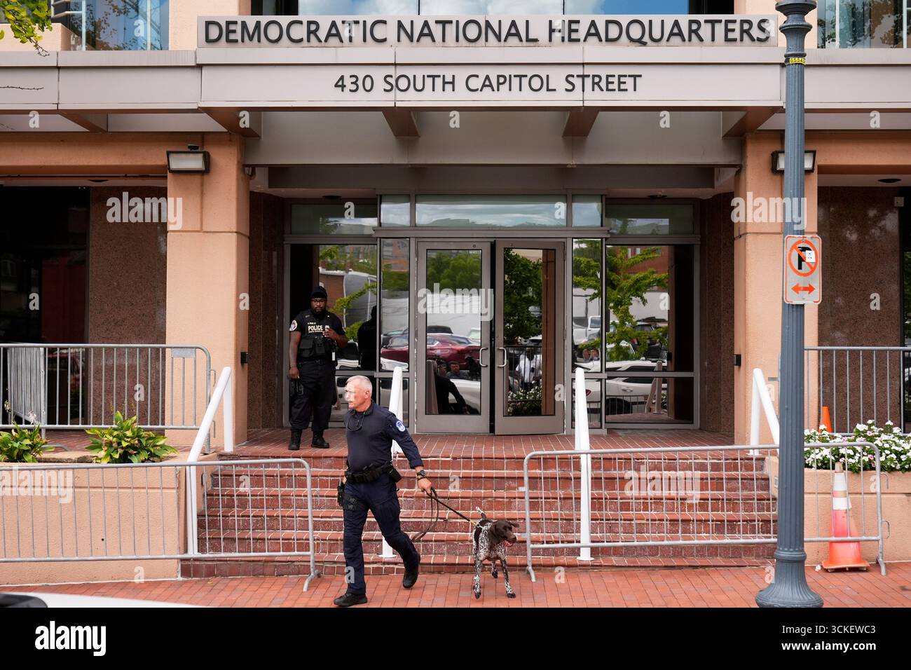 Members of the U.S. Capitol Police K-9 Unit exit the Democratic ...